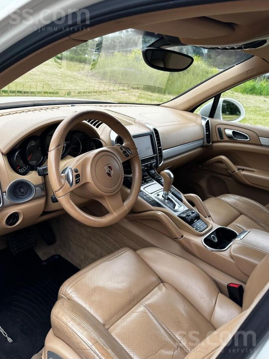 White Porsche Cayenne 2011 in Riga, with an engine capacity of 3.00 L and mileage of 0 thousand km for 12999 €, photo 9 on AUTOMOTO.COM.LV