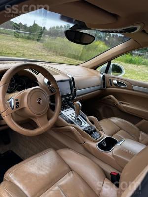 White Porsche Cayenne 2011 in Riga, with an engine capacity of 3.00 L and mileage of 0 thousand km for 12999 €, photo 10 on AUTOMOTO.COM.LV