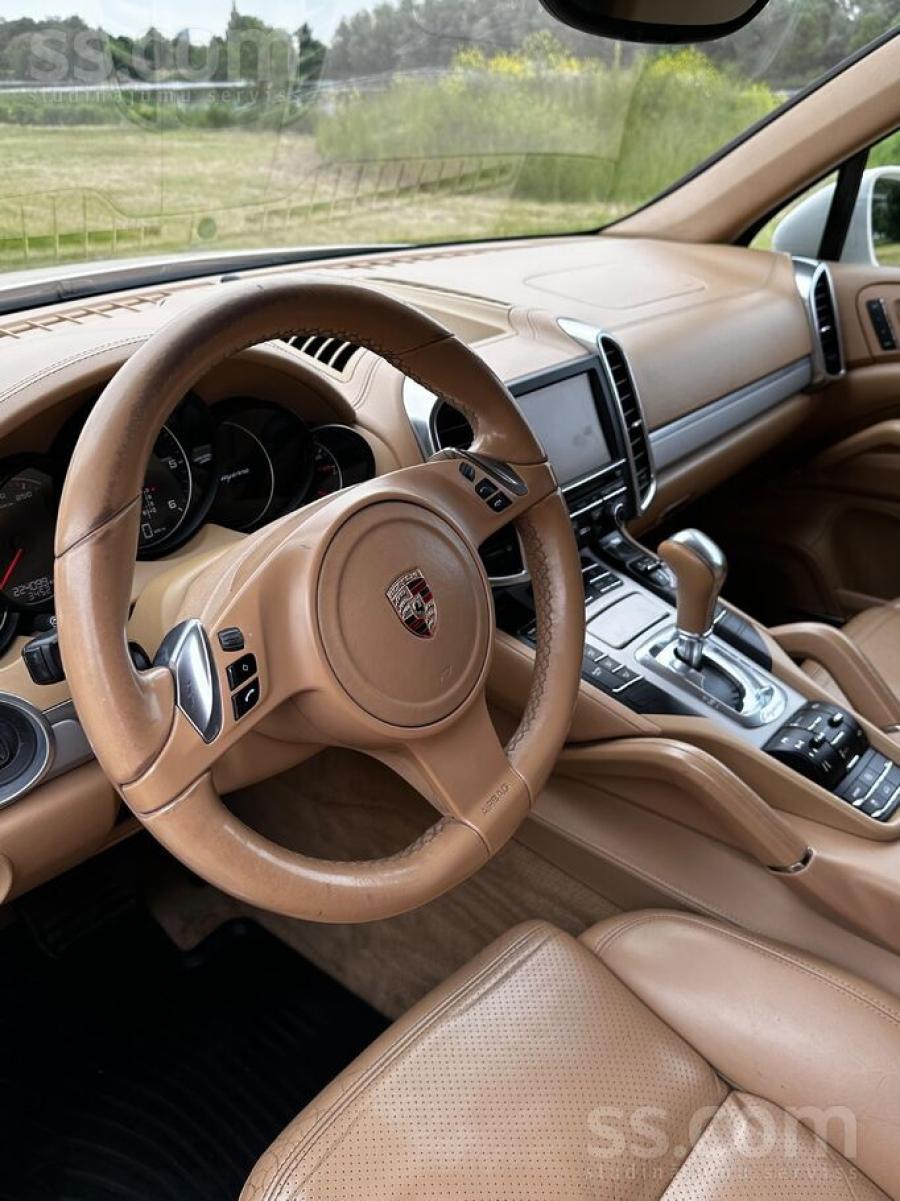 White Porsche Cayenne 2011 in Riga, with an engine capacity of 3.00 L and mileage of 0 thousand km for 12999 €, photo 11 on AUTOMOTO.COM.LV