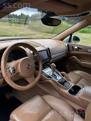 White Porsche Cayenne 2011 in Riga, with an engine capacity of 3.00 L and mileage of 0 thousand km for 12999 €, photo 13 on AUTOMOTO.COM.LV