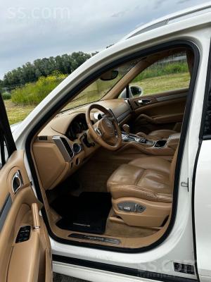 White Porsche Cayenne 2011 in Riga, with an engine capacity of 3.00 L and mileage of 0 thousand km for 12999 €, photo 14 on AUTOMOTO.COM.LV