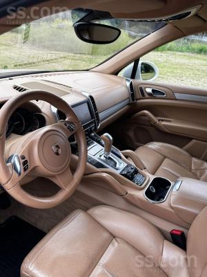 White Porsche Cayenne 2011 in Riga, with an engine capacity of 3.00 L and mileage of 0 thousand km for 12999 €, photo 15 on AUTOMOTO.COM.LV