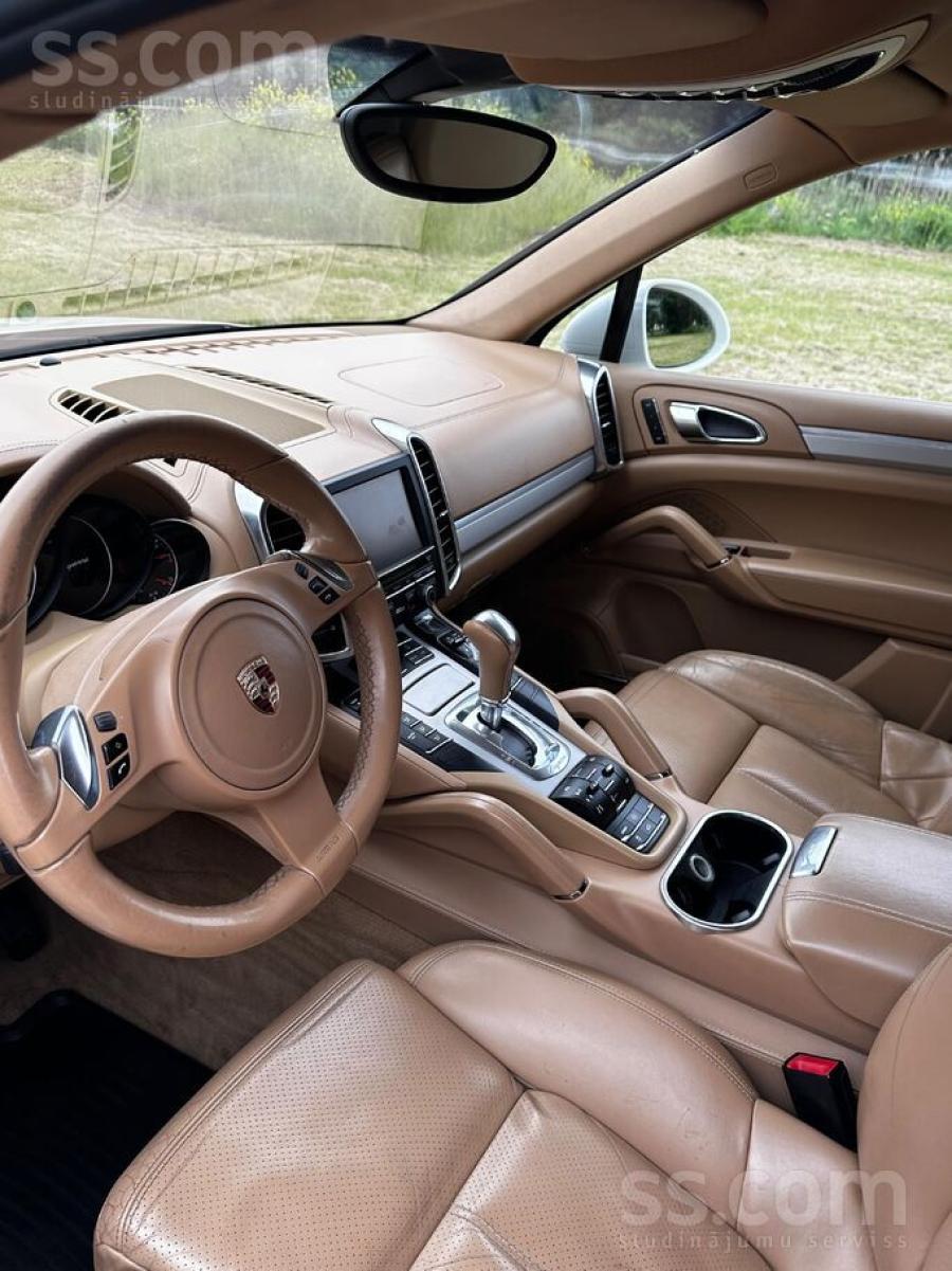 White Porsche Cayenne 2011 in Riga, with an engine capacity of 3.00 L and mileage of 0 thousand km for 12999 €, photo 15 on AUTOMOTO.COM.LV