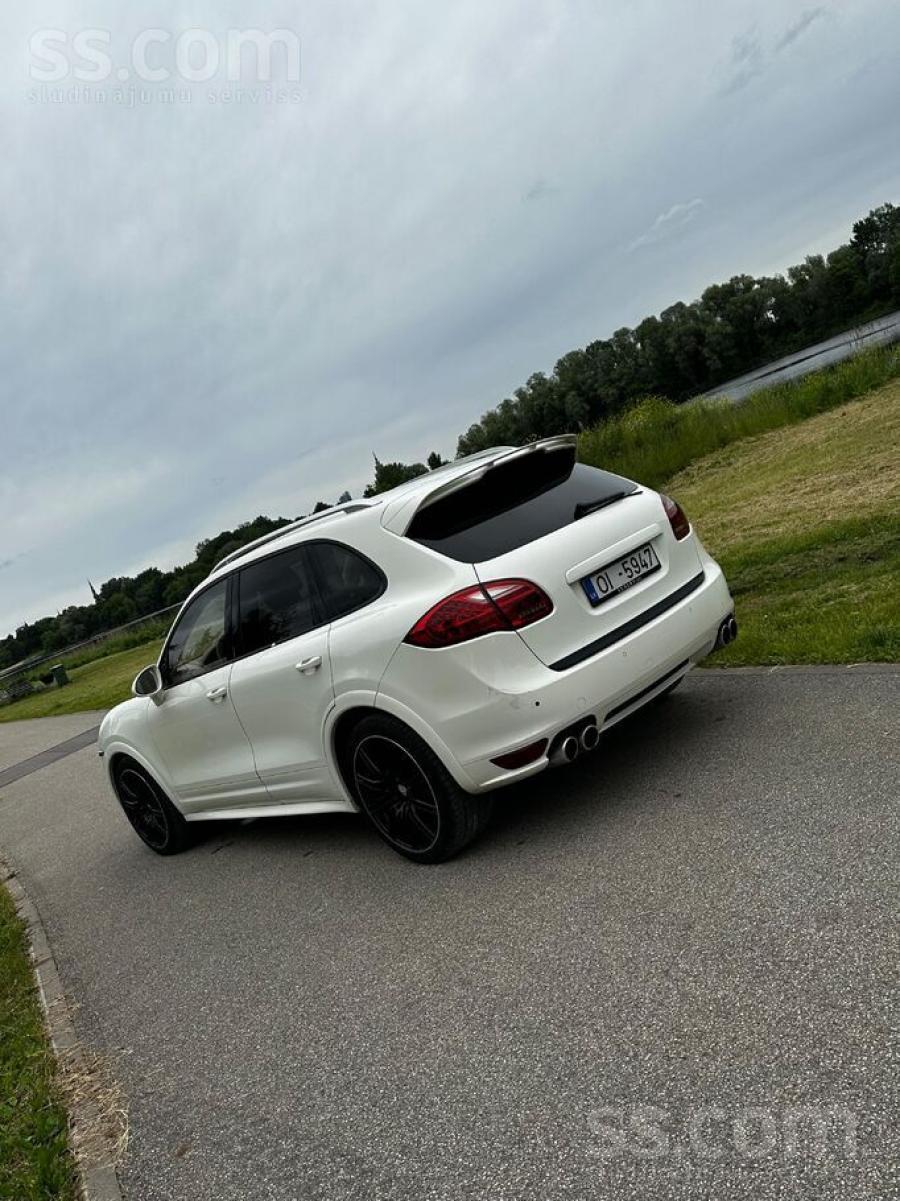 White Porsche Cayenne 2011 in Riga, with an engine capacity of 3.00 L and mileage of 0 thousand km for 12999 €, photo 16 on AUTOMOTO.COM.LV