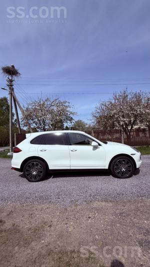 White Porsche Cayenne 2011 in Riga, with an engine capacity of 4.80 L and mileage of 171 thousand km for 15480 €, photo 4 on AUTOMOTO.COM.LV