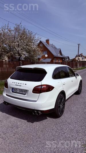 White Porsche Cayenne 2011 in Riga, with an engine capacity of 4.80 L and mileage of 171 thousand km for 15480 €, photo 6 on AUTOMOTO.COM.LV