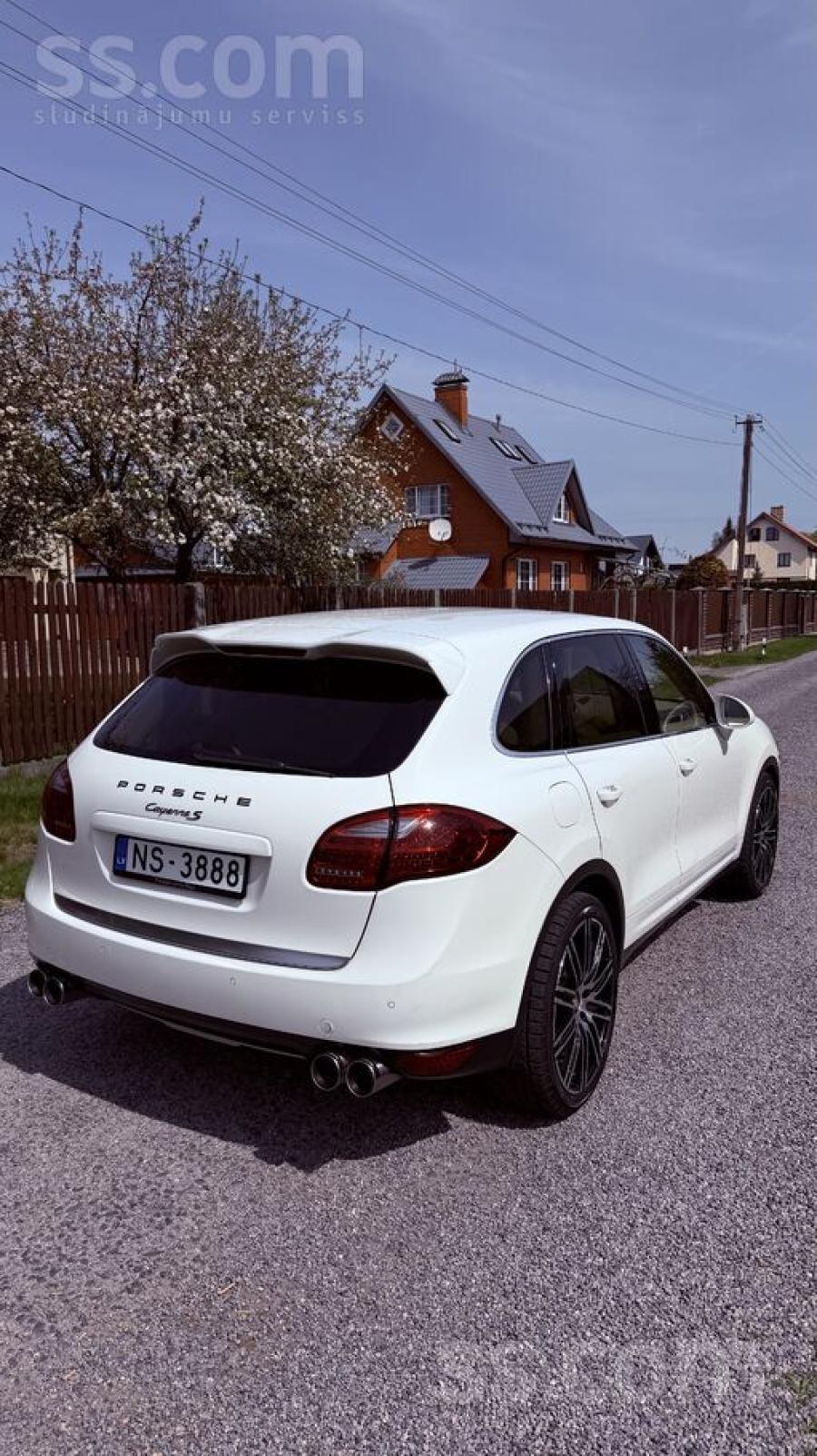 White Porsche Cayenne 2011 in Riga, with an engine capacity of 4.80 L and mileage of 171 thousand km for 15480 €, photo 6 on AUTOMOTO.COM.LV