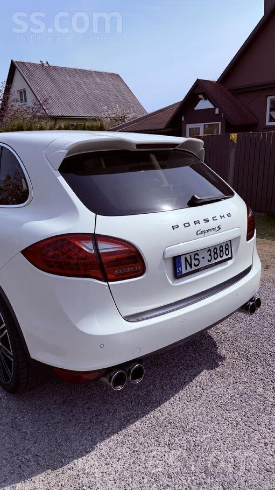 White Porsche Cayenne 2011 in Riga, with an engine capacity of 4.80 L and mileage of 171 thousand km for 15480 €, photo 7 on AUTOMOTO.COM.LV