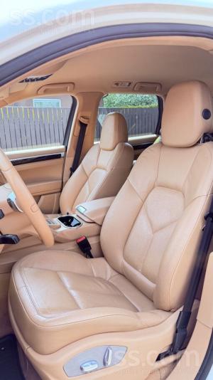 White Porsche Cayenne 2011 in Riga, with an engine capacity of 4.80 L and mileage of 171 thousand km for 15480 €, photo 9 on AUTOMOTO.COM.LV