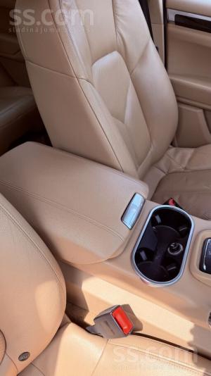 White Porsche Cayenne 2011 in Riga, with an engine capacity of 4.80 L and mileage of 171 thousand km for 15480 €, photo 12 on AUTOMOTO.COM.LV