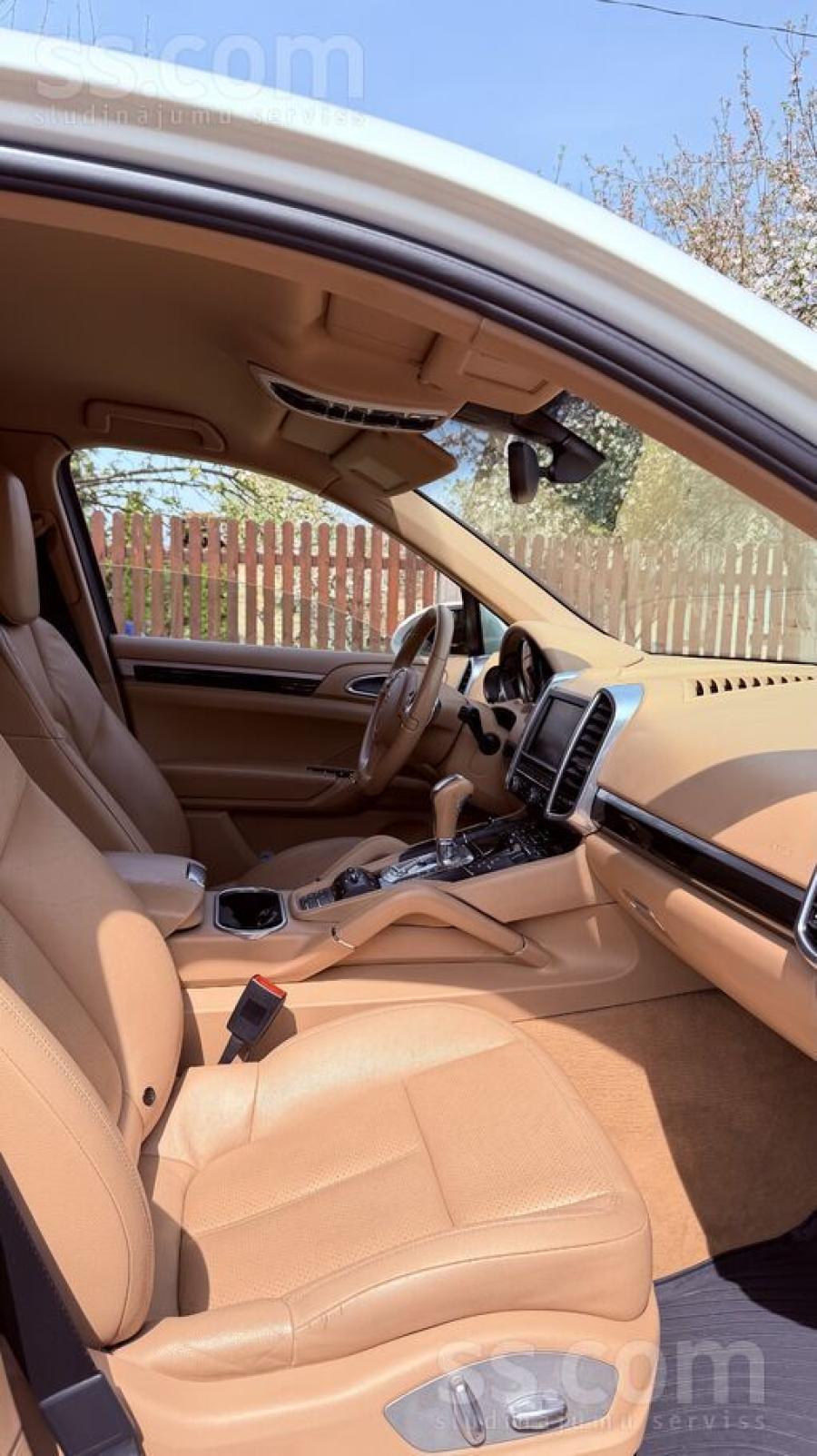 White Porsche Cayenne 2011 in Riga, with an engine capacity of 4.80 L and mileage of 171 thousand km for 15480 €, photo 13 on AUTOMOTO.COM.LV