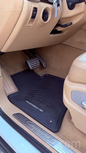 White Porsche Cayenne 2011 in Riga, with an engine capacity of 4.80 L and mileage of 171 thousand km for 15480 €, photo 16 on AUTOMOTO.COM.LV