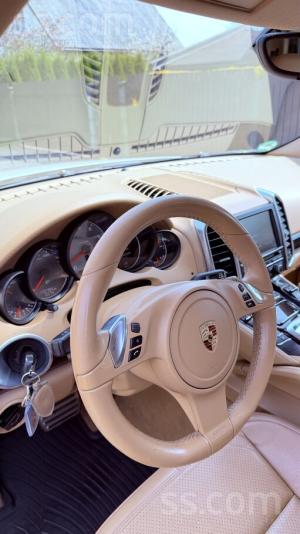 White Porsche Cayenne 2011 in Riga, with an engine capacity of 4.80 L and mileage of 171 thousand km for 15480 €, photo 25 on AUTOMOTO.COM.LV