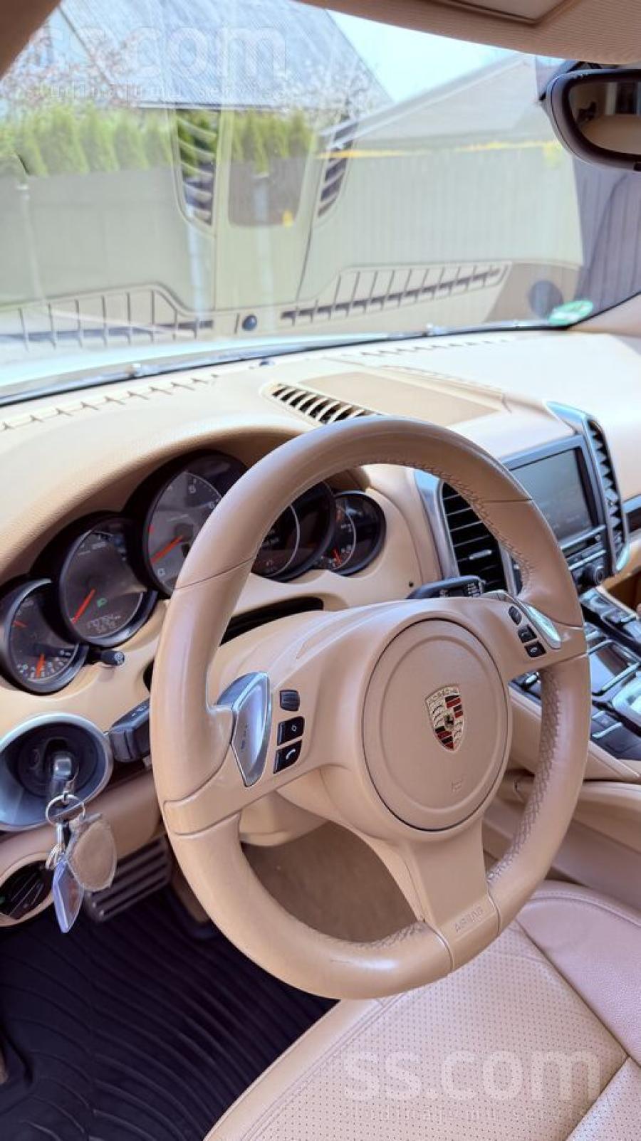 White Porsche Cayenne 2011 in Riga, with an engine capacity of 4.80 L and mileage of 171 thousand km for 15480 €, photo 25 on AUTOMOTO.COM.LV