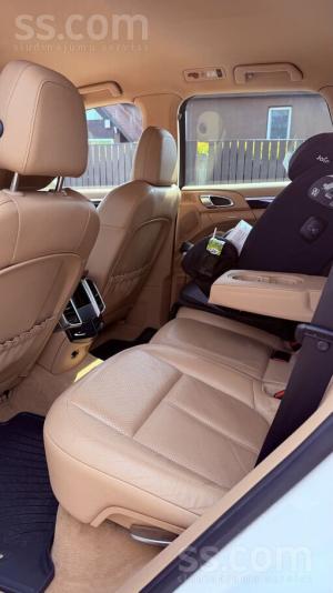 White Porsche Cayenne 2011 in Riga, with an engine capacity of 4.80 L and mileage of 171 thousand km for 15480 €, photo 26 on AUTOMOTO.COM.LV