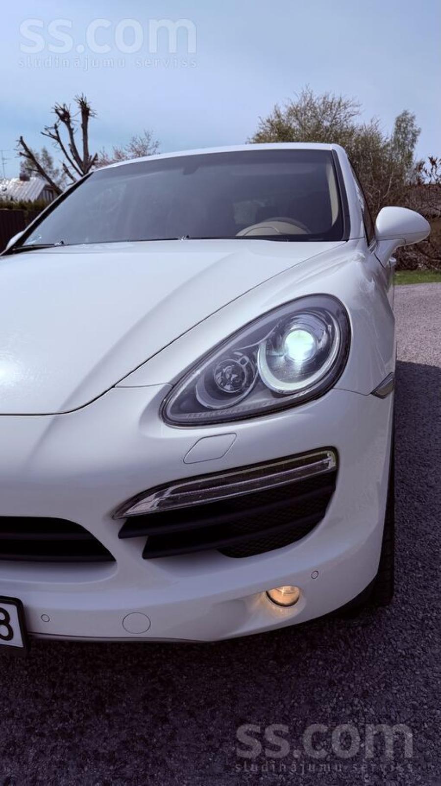 White Porsche Cayenne 2011 in Riga, with an engine capacity of 4.80 L and mileage of 171 thousand km for 15480 €, photo 33 on AUTOMOTO.COM.LV