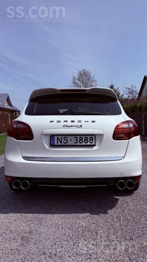 White Porsche Cayenne 2011 in Riga, with an engine capacity of 4.80 L and mileage of 171 thousand km for 15480 €, photo 35 on AUTOMOTO.COM.LV