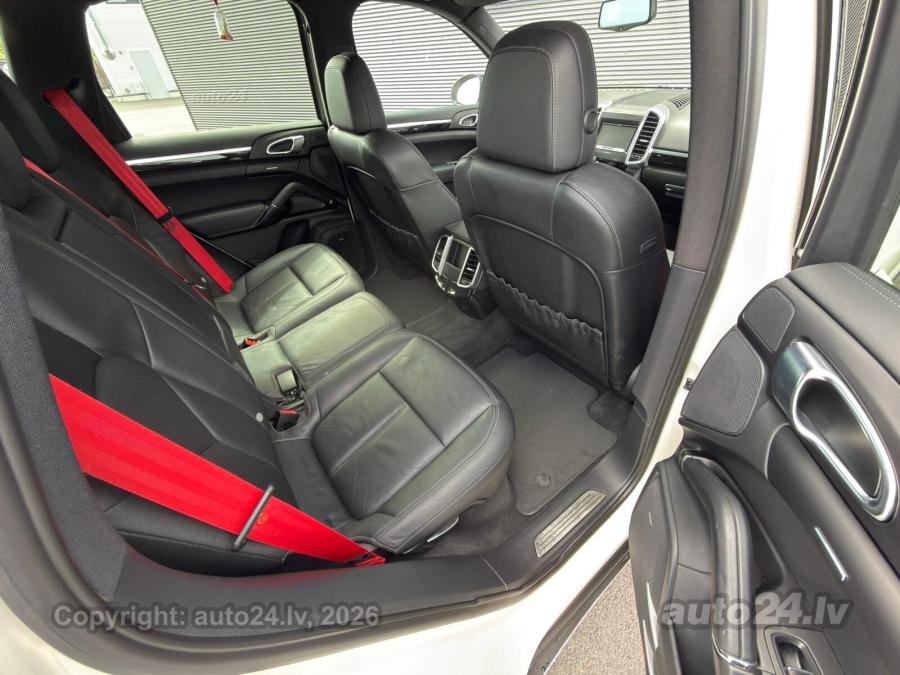 Белый Порше Каен 2011 в Таллин, объемом двигателя 4.80 л и пробегом 127 тыс. км за 17900 €, фото 13 на AUTOMOTO.COM.LV