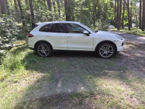 White Porsche Cayenne 2011 in Vilnius, with an engine capacity of 3.60 L and mileage of 271 thousand km for 10999 €, photo  on AUTOMOTO.COM.LV