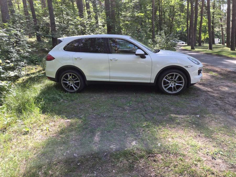White Porsche Cayenne 2011 in Vilnius, with an engine capacity of 3.60 L and mileage of 271 thousand km for 10999 €, photo 1 on AUTOMOTO.COM.LV