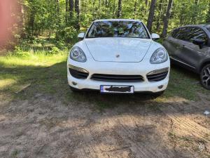 White Porsche Cayenne 2011 in Vilnius, with an engine capacity of 3.60 L and mileage of 271 thousand km for 10999 €, photo 3 on AUTOMOTO.COM.LV