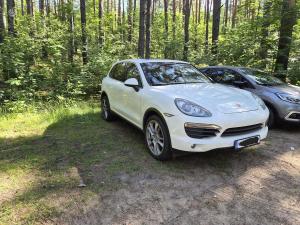 White Porsche Cayenne 2011 in Vilnius, with an engine capacity of 3.60 L and mileage of 271 thousand km for 10999 €, photo 4 on AUTOMOTO.COM.LV