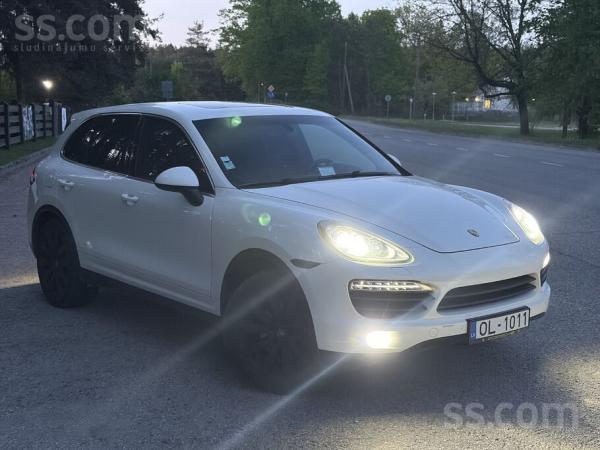 White Porsche Cayenne 2011 in Daugavpils, with an engine capacity of 3.00 L and mileage of 245 thousand km for 15200 €, photo 2 on AUTOMOTO.COM.LV
