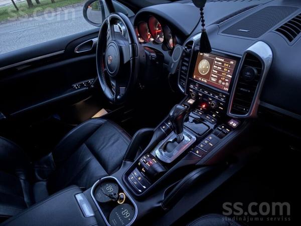 White Porsche Cayenne 2011 in Daugavpils, with an engine capacity of 3.00 L and mileage of 245 thousand km for 15200 €, photo 7 on AUTOMOTO.COM.LV
