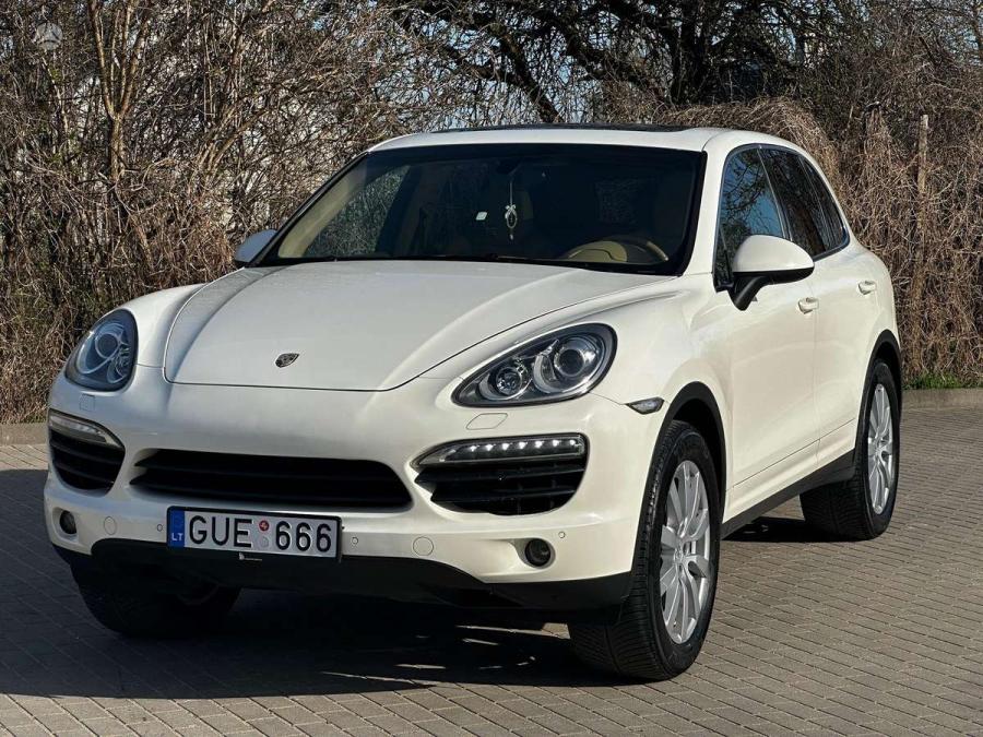 White Porsche Cayenne 2011 in Vilnius, with an engine capacity of 2.97 L and mileage of 344 thousand km for 11700 €, photo 1 on AUTOMOTO.COM.LV
