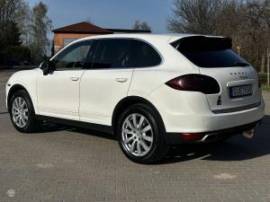 White Porsche Cayenne 2011 in Vilnius, with an engine capacity of 2.97 L and mileage of 344 thousand km for 11700 €, photo 4 on AUTOMOTO.COM.LV
