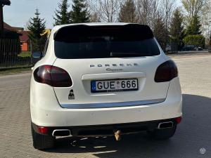 White Porsche Cayenne 2011 in Vilnius, with an engine capacity of 2.97 L and mileage of 344 thousand km for 11700 €, photo 5 on AUTOMOTO.COM.LV