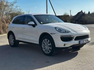 White Porsche Cayenne 2011 in Vilnius, with an engine capacity of 2.97 L and mileage of 344 thousand km for 11700 €, photo 7 on AUTOMOTO.COM.LV