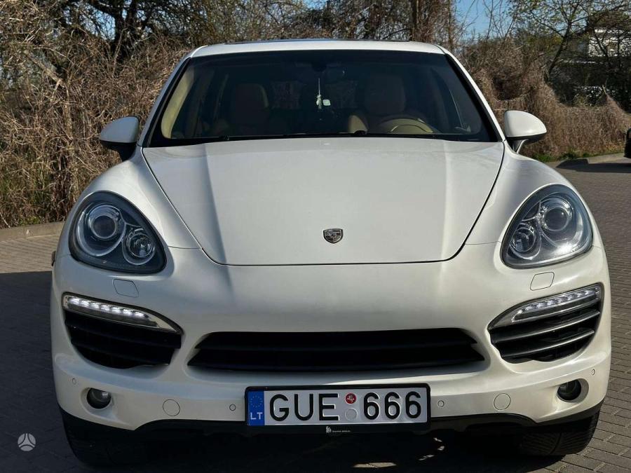 White Porsche Cayenne 2011 in Vilnius, with an engine capacity of 2.97 L and mileage of 344 thousand km for 11700 €, photo 8 on AUTOMOTO.COM.LV