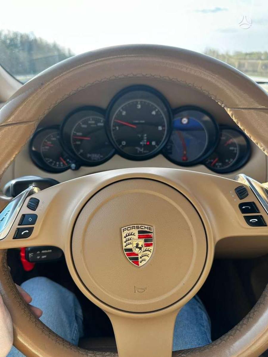 White Porsche Cayenne 2011 in Vilnius, with an engine capacity of 2.97 L and mileage of 344 thousand km for 11700 €, photo 9 on AUTOMOTO.COM.LV