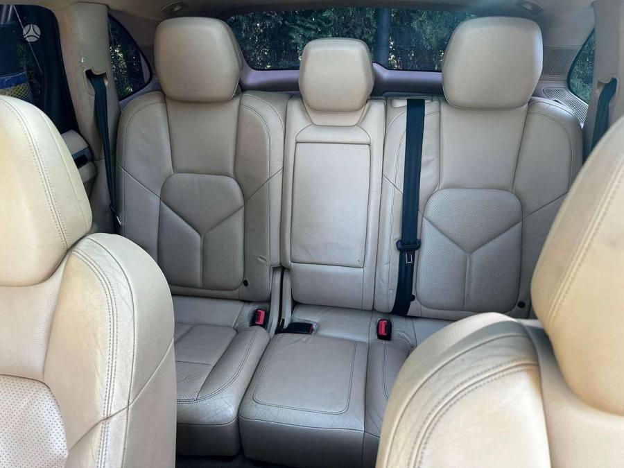 White Porsche Cayenne 2011 in Vilnius, with an engine capacity of 2.97 L and mileage of 344 thousand km for 11700 €, photo 10 on AUTOMOTO.COM.LV