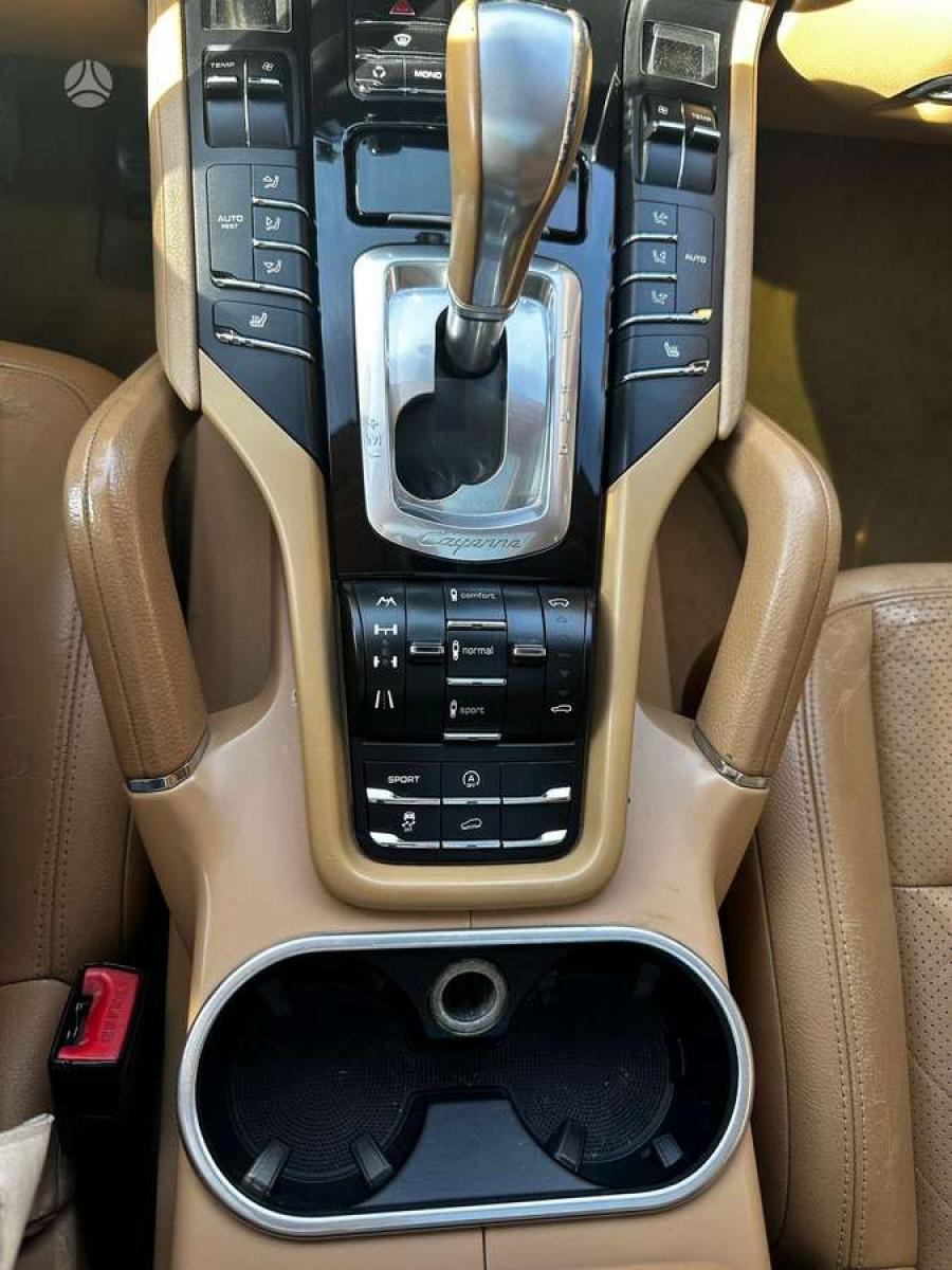 White Porsche Cayenne 2011 in Vilnius, with an engine capacity of 2.97 L and mileage of 344 thousand km for 11700 €, photo 11 on AUTOMOTO.COM.LV
