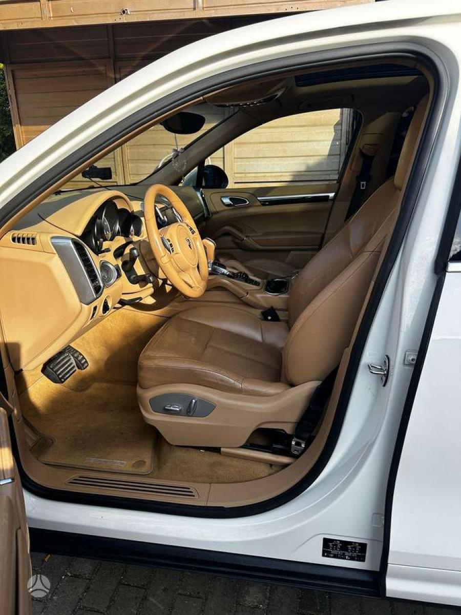 White Porsche Cayenne 2011 in Vilnius, with an engine capacity of 2.97 L and mileage of 344 thousand km for 11700 €, photo 12 on AUTOMOTO.COM.LV