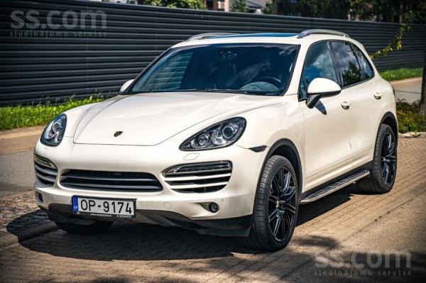 White Porsche Cayenne 2011 in Riga, with an engine capacity of 3.00 L and mileage of 236 thousand km for 11990 €, photo 1 on AUTOMOTO.COM.LV