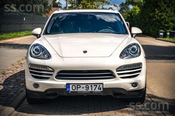 White Porsche Cayenne 2011 in Riga, with an engine capacity of 3.00 L and mileage of 236 thousand km for 11990 €, photo 2 on AUTOMOTO.COM.LV