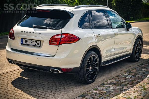 White Porsche Cayenne 2011 in Riga, with an engine capacity of 3.00 L and mileage of 236 thousand km for 11990 €, photo 4 on AUTOMOTO.COM.LV