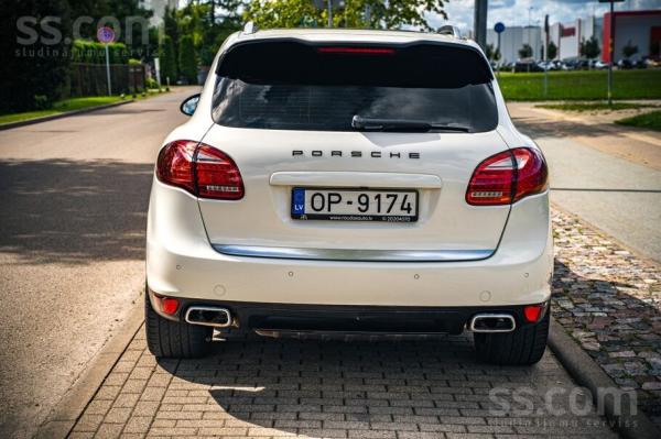 White Porsche Cayenne 2011 in Riga, with an engine capacity of 3.00 L and mileage of 236 thousand km for 11990 €, photo 5 on AUTOMOTO.COM.LV