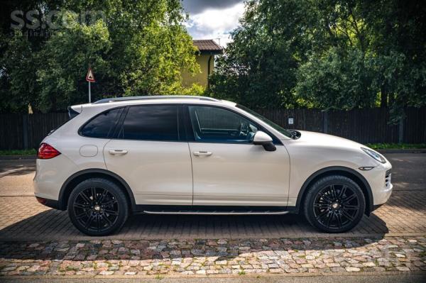 White Porsche Cayenne 2011 in Riga, with an engine capacity of 3.00 L and mileage of 236 thousand km for 11990 €, photo 7 on AUTOMOTO.COM.LV