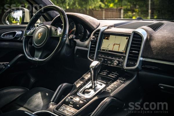 White Porsche Cayenne 2011 in Riga, with an engine capacity of 3.00 L and mileage of 236 thousand km for 11990 €, photo 9 on AUTOMOTO.COM.LV