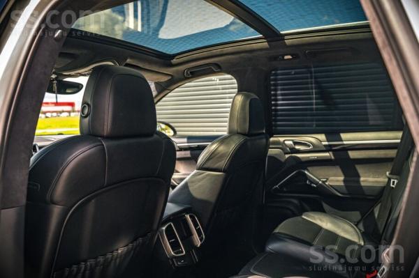 White Porsche Cayenne 2011 in Riga, with an engine capacity of 3.00 L and mileage of 236 thousand km for 11990 €, photo 10 on AUTOMOTO.COM.LV