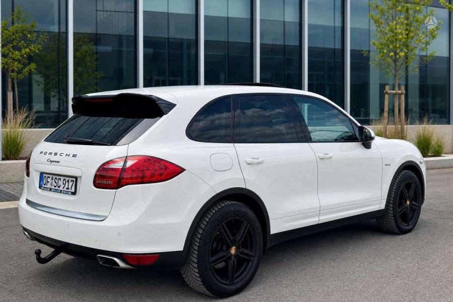White Porsche Cayenne 2011 in Vilnius, with an engine capacity of 3.00 L and mileage of 232 thousand km for 13950 €, photo 5 on AUTOMOTO.COM.LV