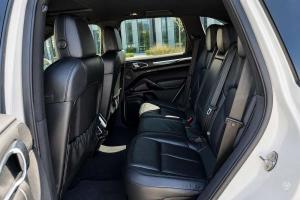 White Porsche Cayenne 2011 in Vilnius, with an engine capacity of 3.00 L and mileage of 232 thousand km for 13950 €, photo 10 on AUTOMOTO.COM.LV
