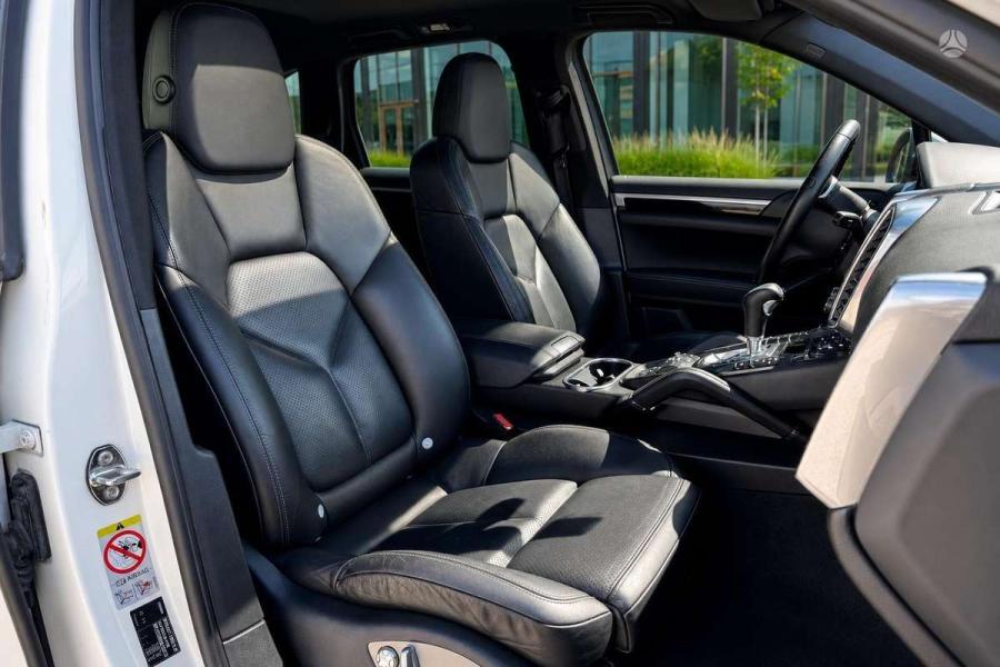 White Porsche Cayenne 2011 in Vilnius, with an engine capacity of 3.00 L and mileage of 232 thousand km for 13950 €, photo 12 on AUTOMOTO.COM.LV