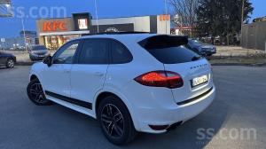 White Porsche Cayenne 2011 in Riga, with an engine capacity of 3.00 L and mileage of 297 thousand km for 14500 €, photo 4 on AUTOMOTO.COM.LV