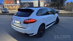 White Porsche Cayenne 2011 in Riga, with an engine capacity of 3.00 L and mileage of 297 thousand km for 14500 €, photo 5 on AUTOMOTO.COM.LV