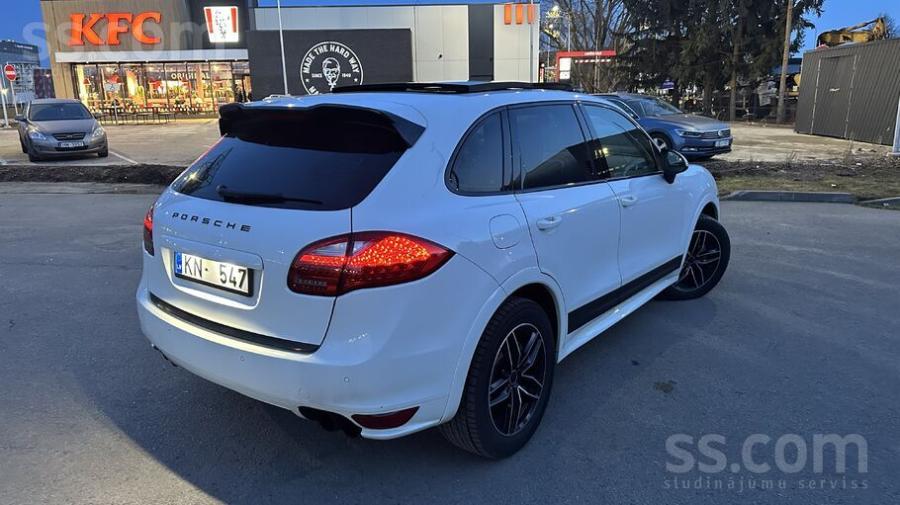 White Porsche Cayenne 2011 in Riga, with an engine capacity of 3.00 L and mileage of 297 thousand km for 14500 €, photo 5 on AUTOMOTO.COM.LV